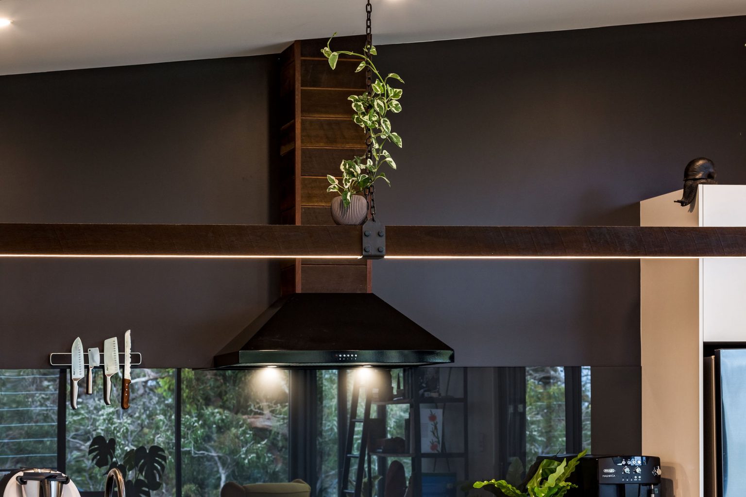 Brazier Cove | Spotted Gum Cladding with Rough Sawn Face